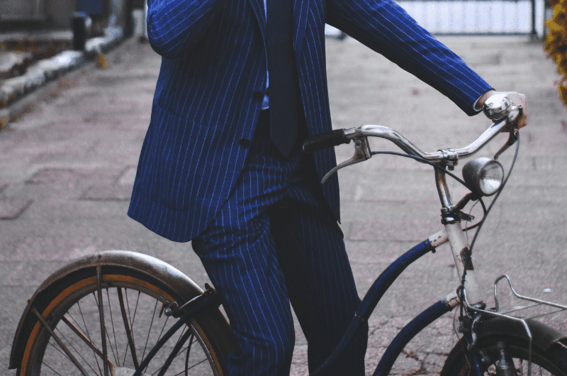 How to Carry a Suit on a Bike [5 COMMUTER TIPS]
