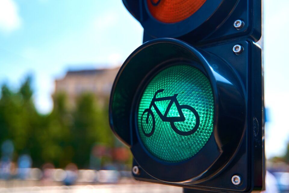 8 Life-Saving Tips Every Urban Cyclist HAS to Know